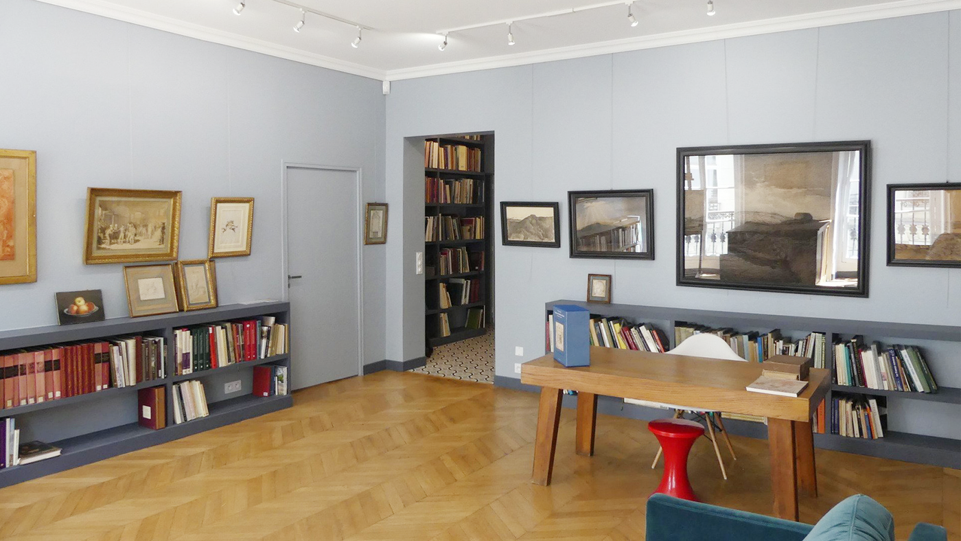 Une cimaise pas comme les autres ! le DecoRail ; accrochage et déco